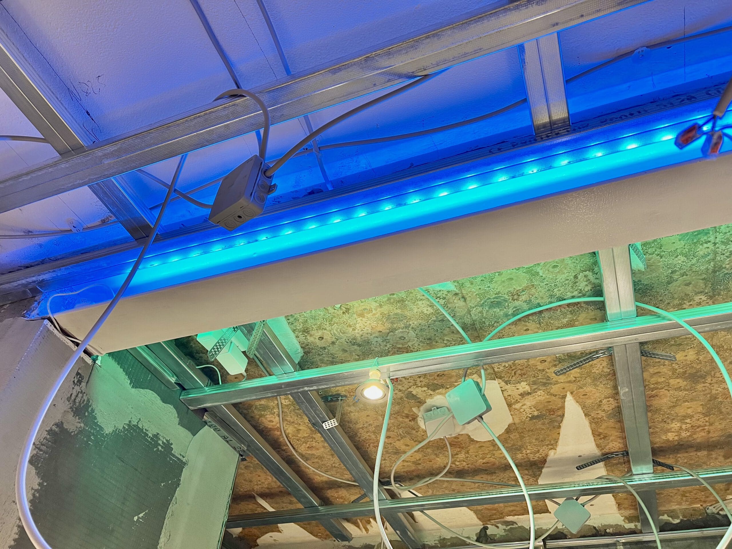 Cladding visible steel beams with wood (incl. lighting) - Pixelfriedhof