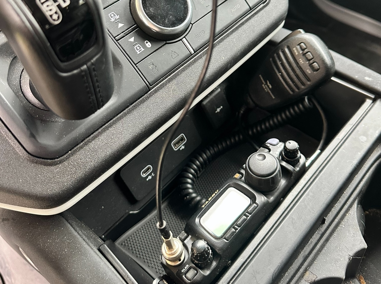 Install radio / mobile radio transceiver in the new Defender (2020 ...